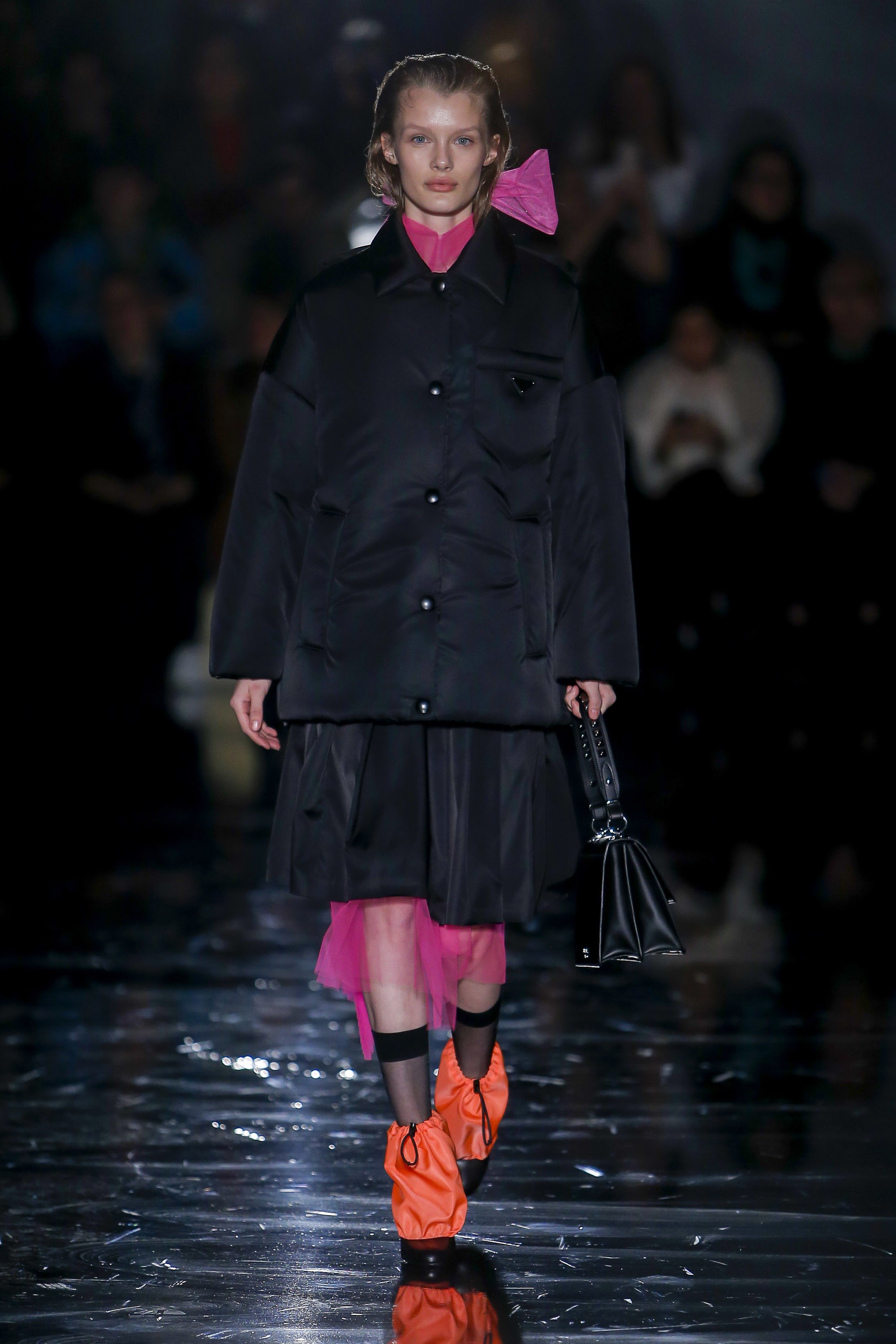 Sci-fi и неоновые оттенки в коллекции Prada FW’18/19 — FW-Daily