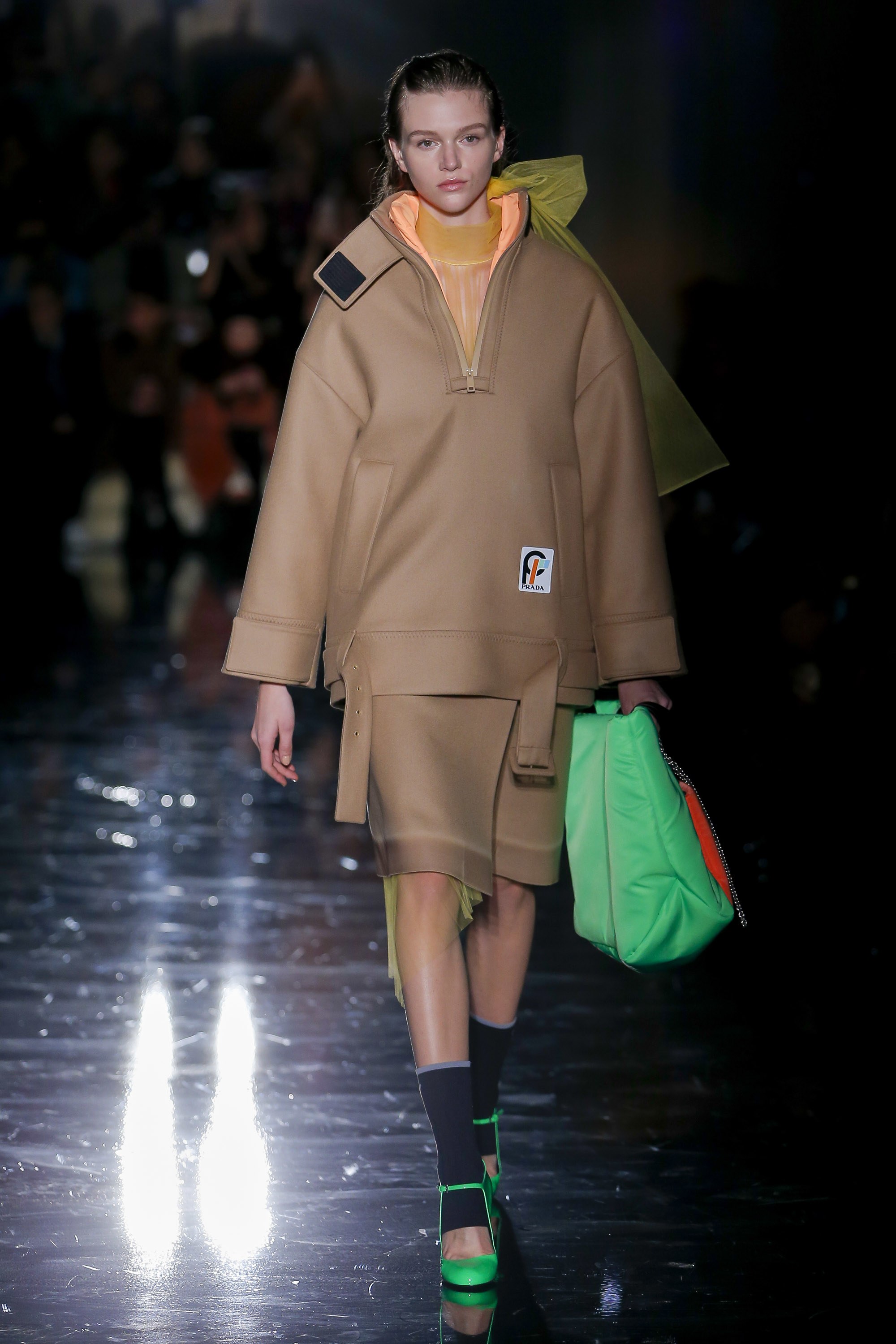 Sci-fi и неоновые оттенки в коллекции Prada FW’18/19 — FW-Daily