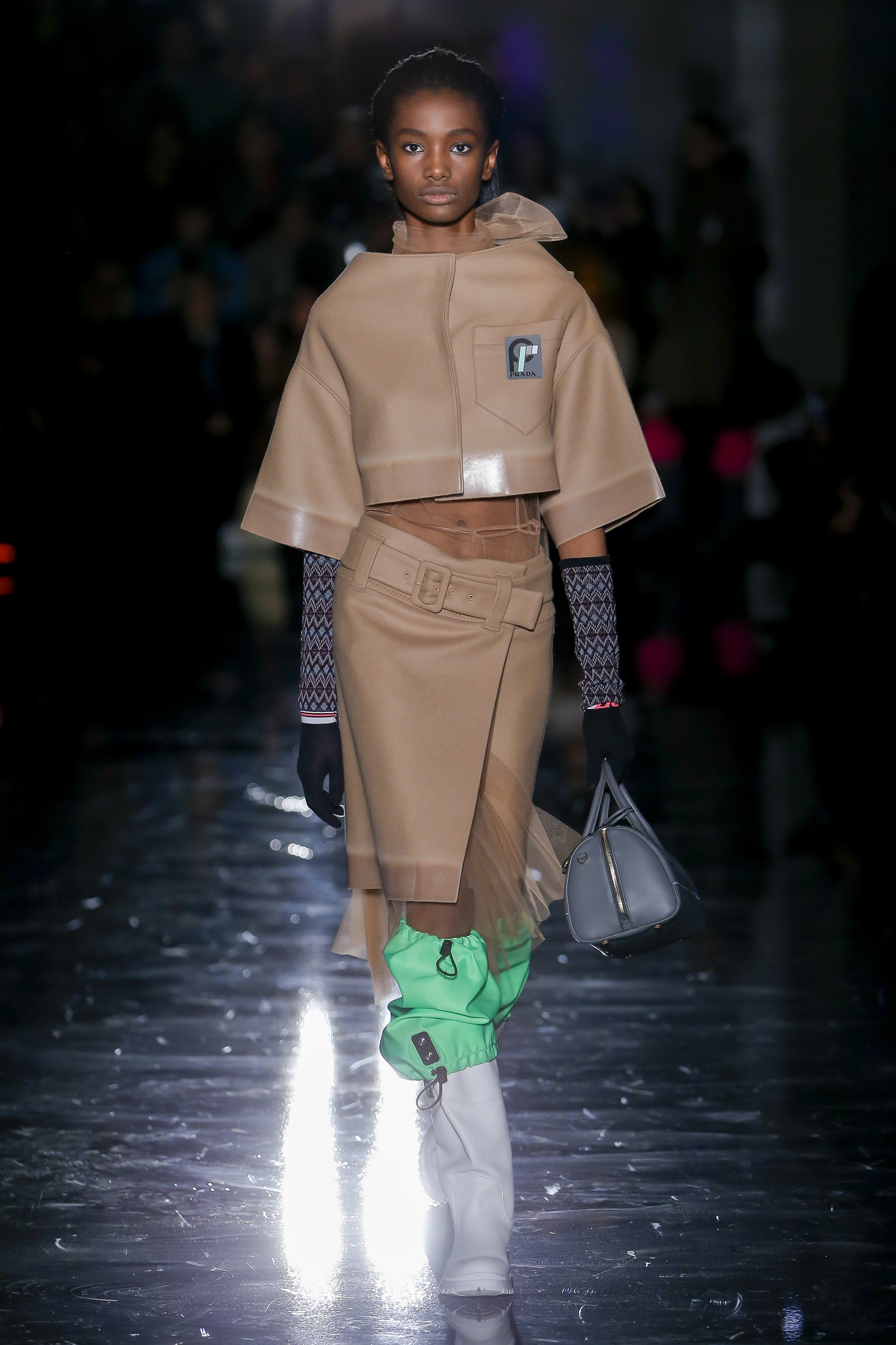 Sci-fi и неоновые оттенки в коллекции Prada FW’18/19 — FW-Daily