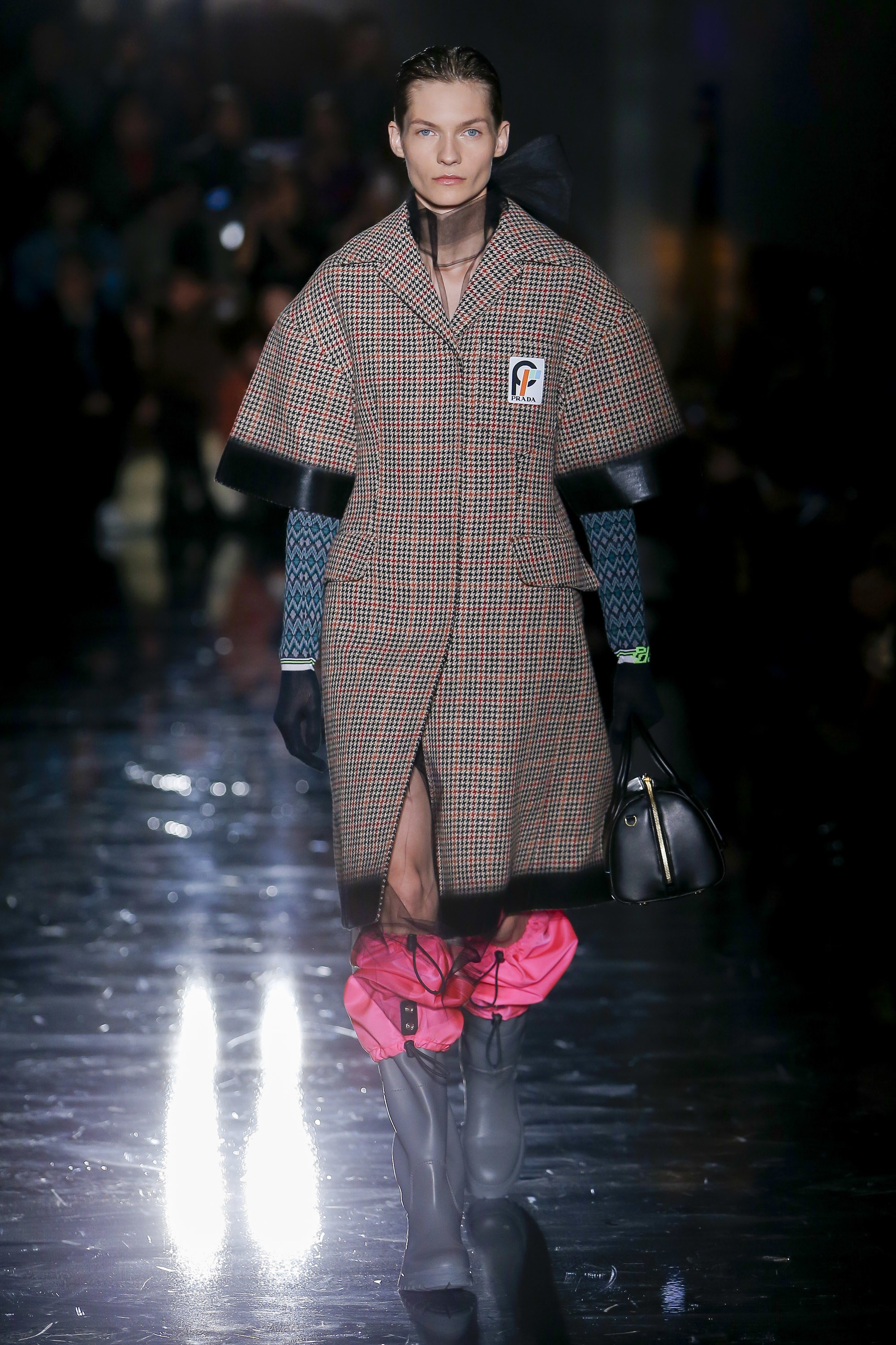 Sci-fi и неоновые оттенки в коллекции Prada FW’18/19 — FW-Daily